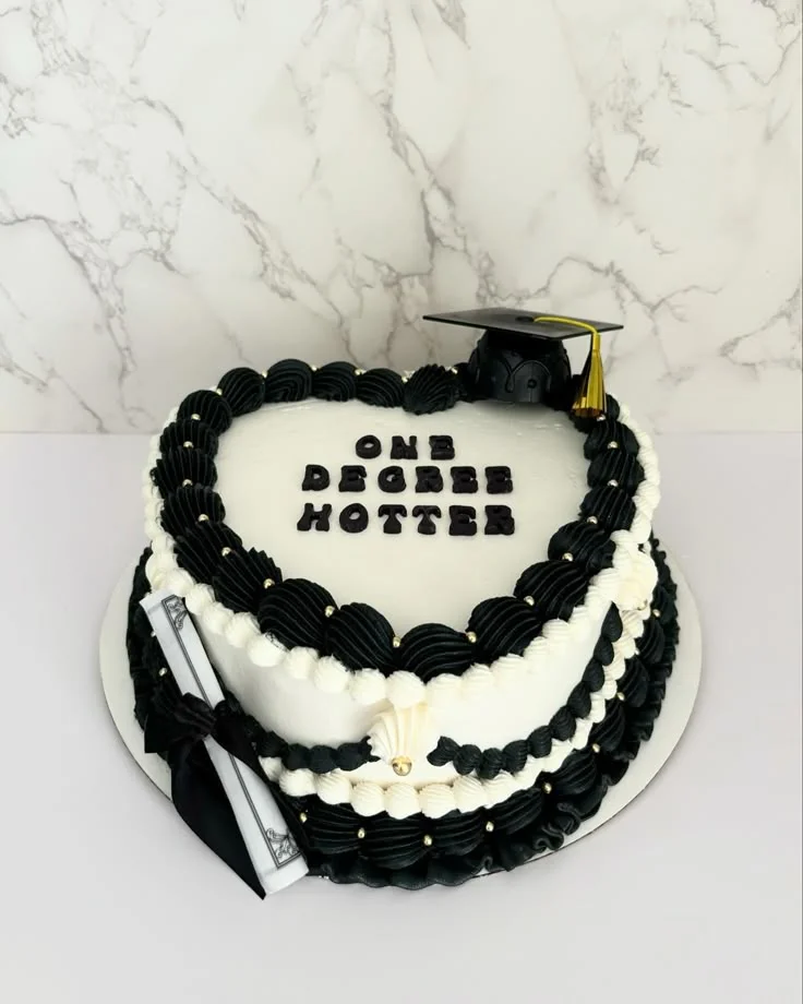 20 Perfect Graduation Cake Ideas to Match Your School Spirit