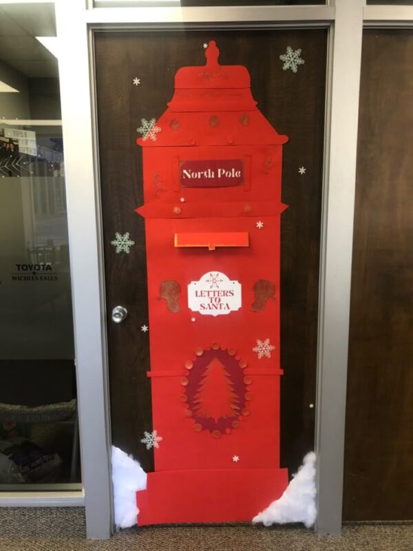20+ Creative Christmas Door Decorations That’ll Make Everyone Stop and ...